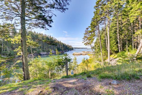 Waterfront Deer Isle Retreat With Fire Pit! - Stonington, ME