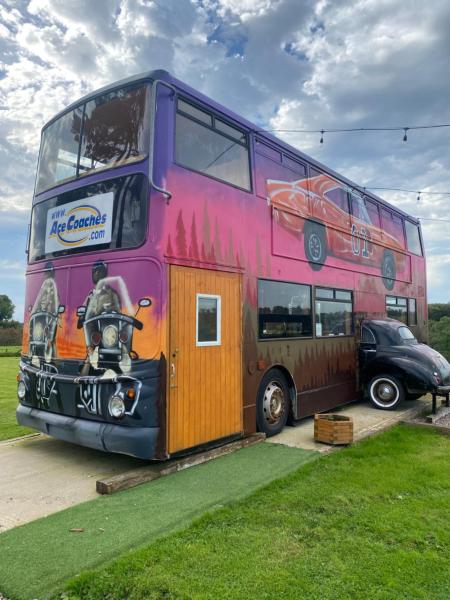 Sleeps 18 Double Decker Bus Hot Tub Sauna Cinema Pets - 北アイルランド