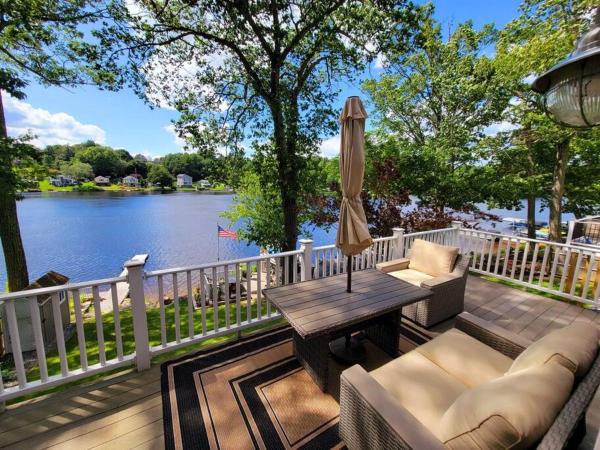Cozy Lake Cottage - Worcester, MA