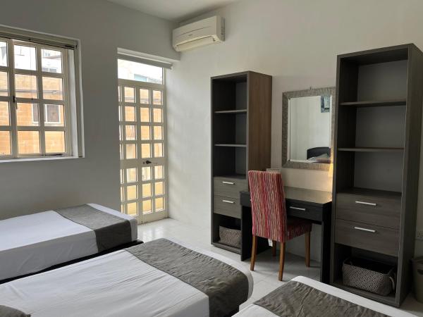 New Aurora Room 2, Sunny Balcony Room, Shared Bath - Malta