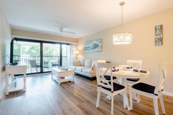 Park Shore Resort Beautiful Top Floor 2bed 2bath - Naples, FL