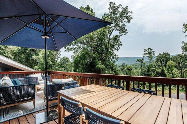 Harmony Ridge Hideaway: Mountain Retreat W/hot Tub - Front Royal