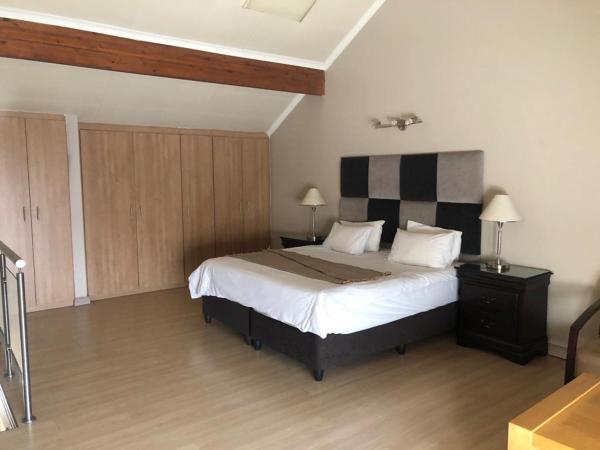 Mount Royal 28 -Large 1 Bed With Balcony - Sandton