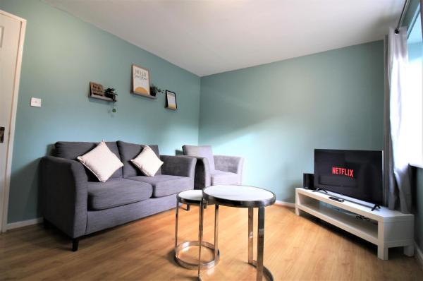 St James House - Charming 3 Bed, 2 Bathrooms, Driveway Parking, Close To Town Centre - Newcastle Airport (NCL)