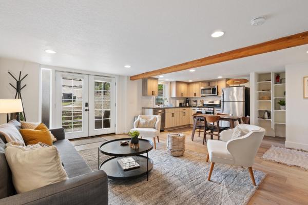 Rare Redesign Cozy Space, Quaint Local Location - Troutdale, OR