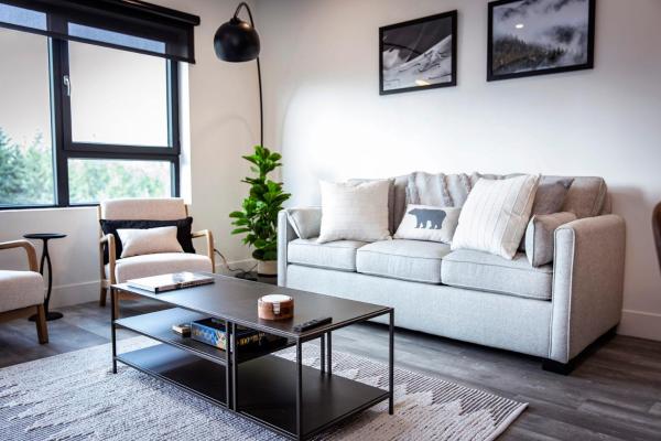 The Three Bear Penthouse - With Hot Tub - Revelstoke