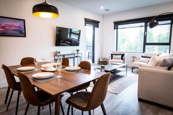 The Three Bear Penthouse - With Hot Tub - Revelstoke