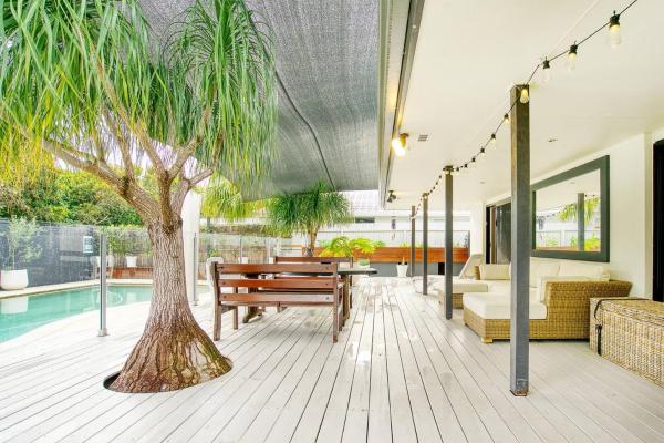 Sunny Days Poolside At An Entertainer's Oasis - Gold Coast