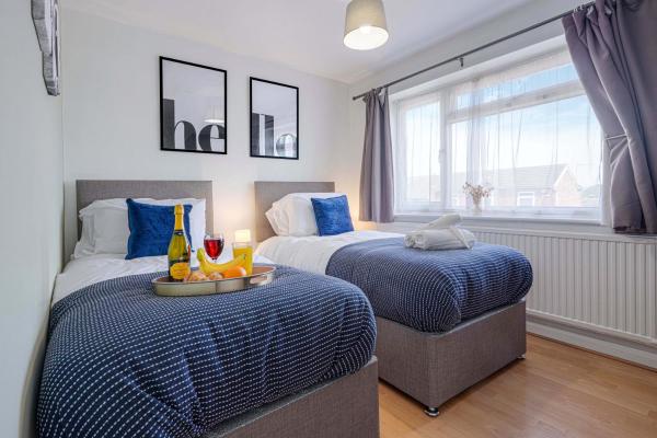 5 Bedroom Detached House - Close To City Centre - Sleeps Up To 10 Guests With Free Parking, Fast Wifi, Smarttvs And Large Garden By Yoko Property - Milton Keynes