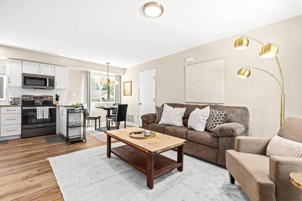 Spacious 1br Flat, Workspace, King Bed - Fraser, MI