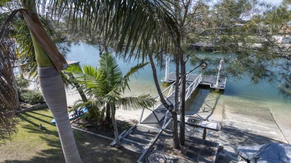 Copacabana House - Absolute Waterfront, Private Jetty - Bundjalung National Park
