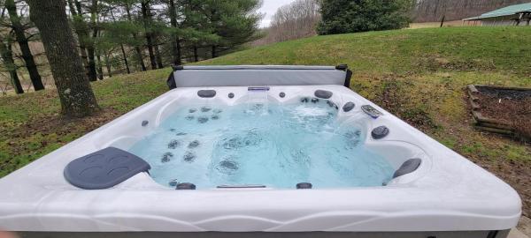 100 Acre Red Brick Ranch Hocking Hills Cabin Hot Tub 12 - Ohio