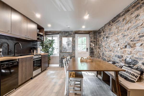 North House - Beautiful Vieux 2 Bedroom Apt - Québec, QC