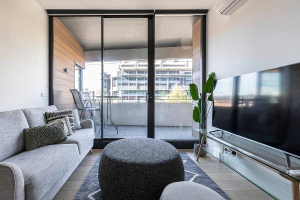 Stunning Modern Style With A Gym, Pool And Spa - Chad