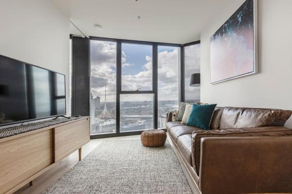 Elevated City Style With A Stunning Outdoor Pool - Kensington