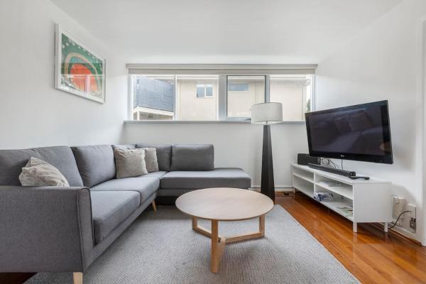 Bright And Modern Space With A Balcony And Parking - Ivanhoe