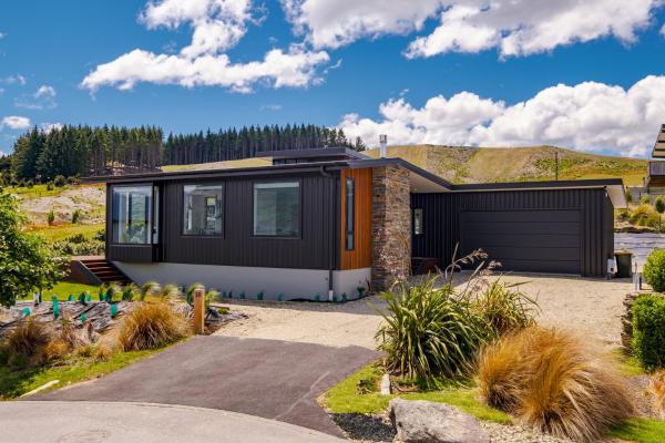 Karearea Views - Wanaka Holiday Home - Wanaka