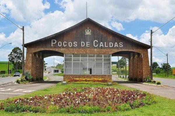 Apto Com 3 Quartos,1 Vaga Garagem E Quintal - Poços de Caldas