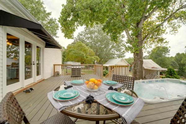 Landrum Farmhouse Retreat: Deck & Swim Spa - Tryon, NC