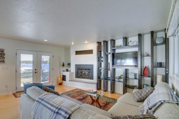 Lakefront Walker Home With Boat Dock And Lift! - 沃克