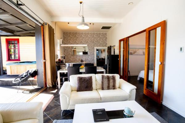 The Factory Luxury Beachfront - A Minute Walk To The Beach - Kaikōura