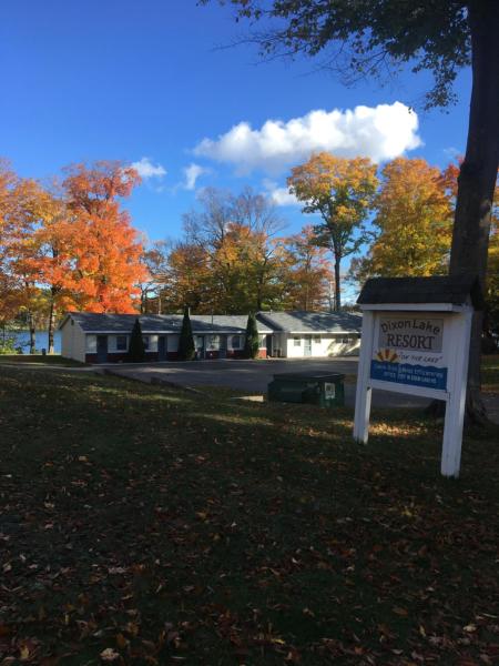 Dixon Lake Resort Motel - Gaylord, MI