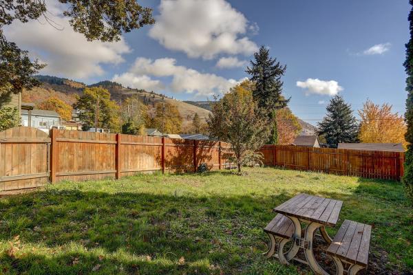 Pet Friendly Waveseeker Private Yard - White Salmon, WA