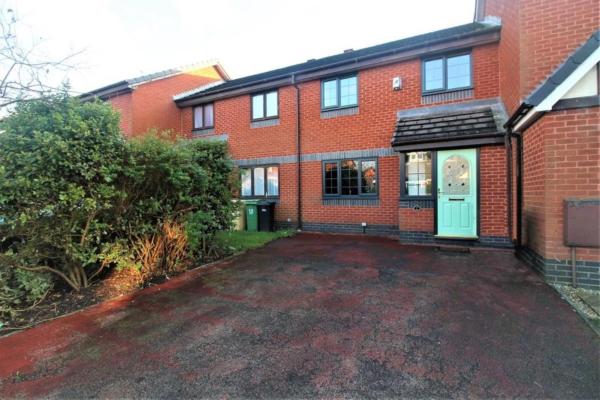 2 Bed House - Sleeps 4 - Pets - Garden - Parking - Bury