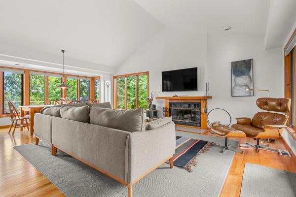 Relaxing Catskill Escape- Mountain Views - Hot Tub - Fire Pit - Heated Pool - Hudson, NY