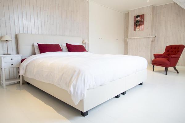Two White Pigeons - Stylish & Unique Holiday Home In The Heart Of Charming Ypres - United Kingdom