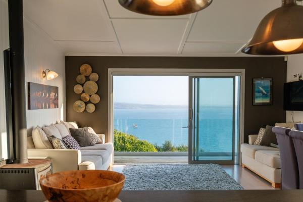 Omiha Oasis With Seaviews And Spa Pool - Beachlands