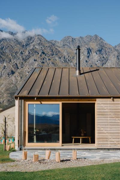 Jacks Point Earth House, Mountain View & Fireplace - 퀸스타운