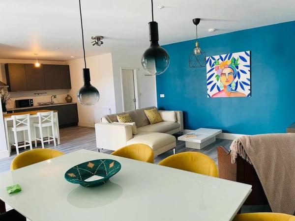 Stunning Huge Openplan 2bed Flat - Woking