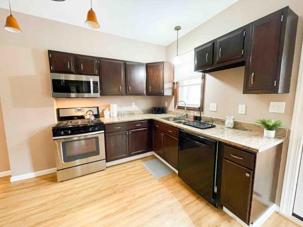 Lakewood Firepit Townhouse - Parma, OH