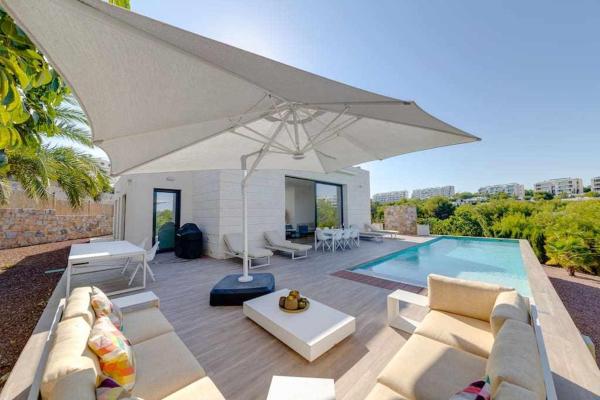 Exclusiva Villa Con Piscina Climatizada / Colinas - San Miguel de Salinas