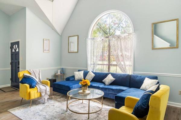 King Bed_cozy Urban Retreat-central Memphis - Germantown