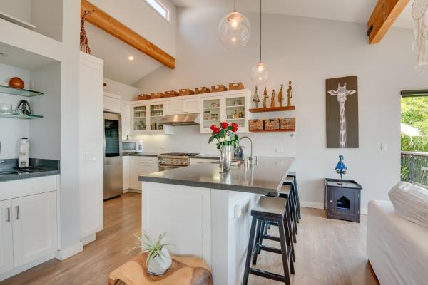 Malibu Retreat With Balcony And Mountain Views - Malibu, CA