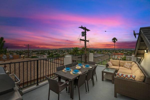 Saratoga Sunset - Rooftop - Sleek - Walk To Beach - San Diego, CA