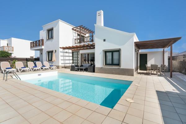 Camelot Holiday Homes By Livvo - Lanzarote