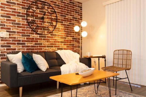 Rustic Luxe Loft , A King Bed Hideout With Edge - Gainesville, FL