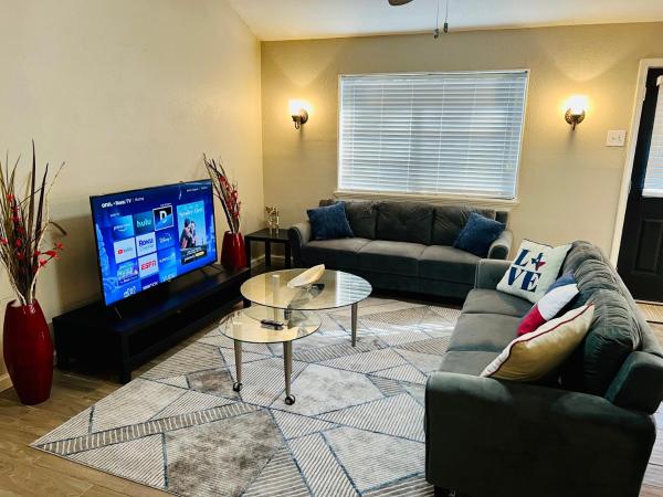 House Free Parking 3 Bed & Backyard - Lake Woodlands, The Woodlands
