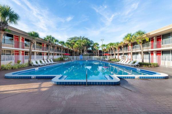 Ramada By Wyndham Kissimmee Gateway - Free Theme Park Shuttle - United States