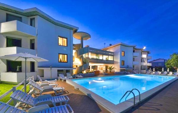 Isa-residence With Swimming-pool In Marina Di Cecina Only 700 Meters From The Sea, Studio-apartments With Air Conditioning And Private Outdoor Area - Cecina