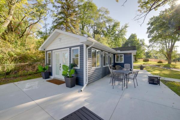 Stylish Grass Lake Retreat - Steps To Park! - Brooklyn, MI