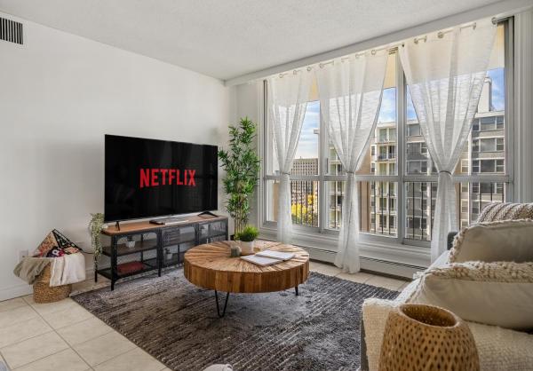 Downtown Near Rogers Place With Covered Parking, Sleeps 6, Pool Table, Sauna, Gym, Two Bedrooms & More - St. Albert