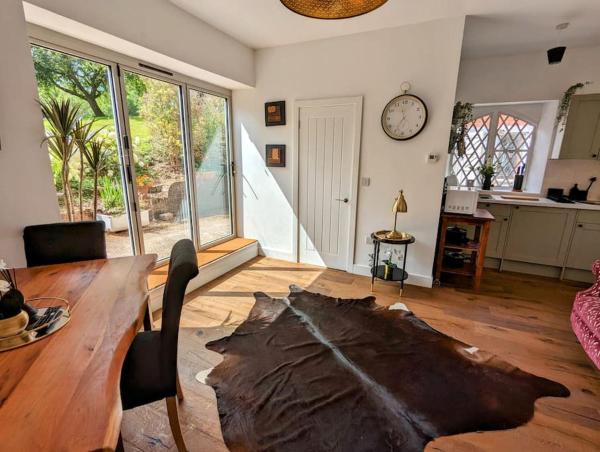 The Snug At Cefn Tilla Court - Usk