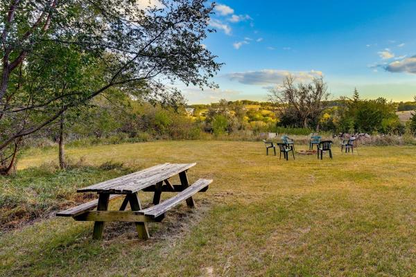 Fort Calhoun Home W/ Screened Porch + Playground! - Bennington, NE