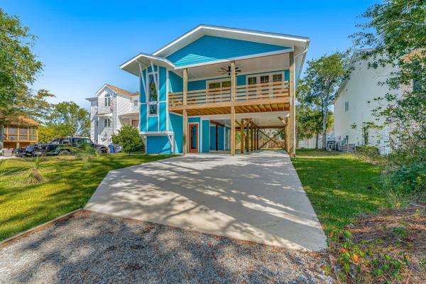 Salty Swan - Oak Island, NC