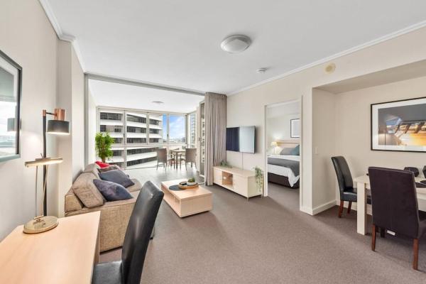 Heart Of The Cbd ~ 1bed/1bath/balcony/free Parking - Balmoral