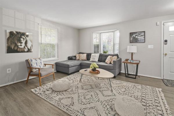 Luxury End Unit Townhome Just 40 Minutes From Dc, Pet-friendly, Privacy Fenced - Ashburn, VA